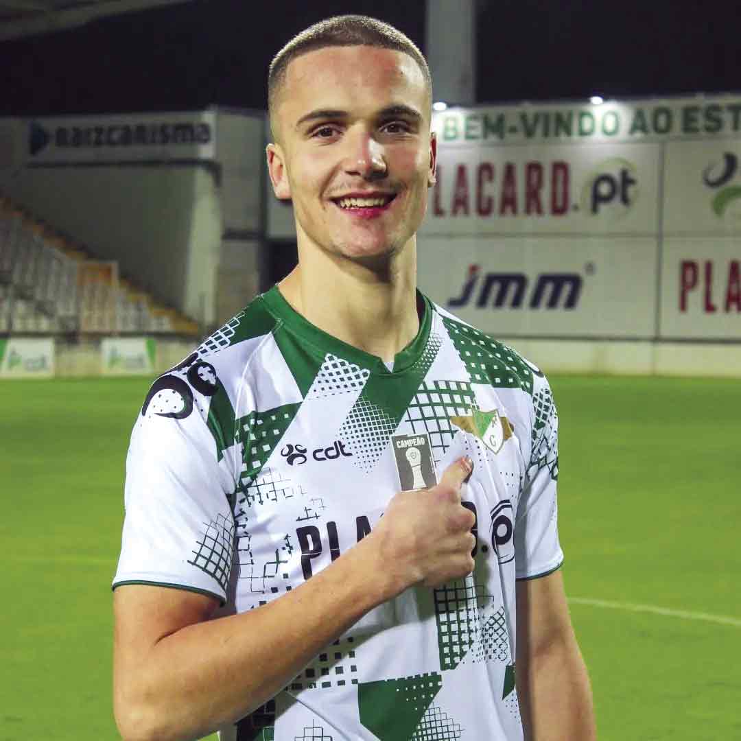 Futebol: Miguel Rebelo troca o Torreense pelo Varzim, da Liga 3 ...